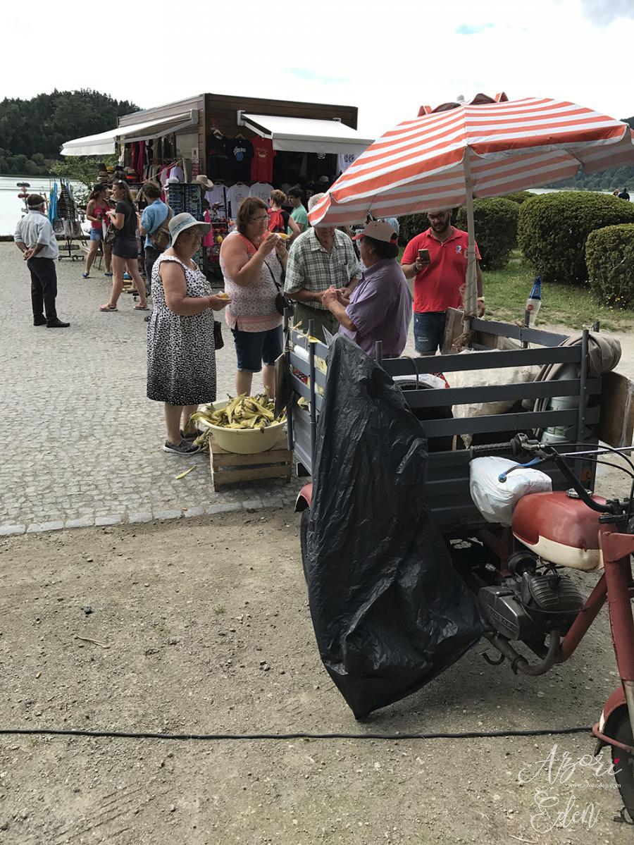 Del­ic­acy cooked in Azorean vol­ca­noes: “Vol­cano Corn” from Fur­nas ...