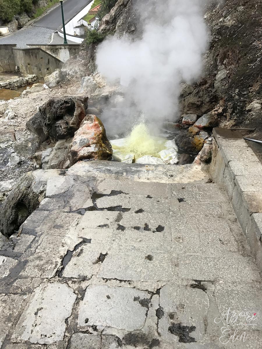 Del­ic­acy cooked in Azorean vol­ca­noes: “Vol­cano Corn” from Fur­nas ...