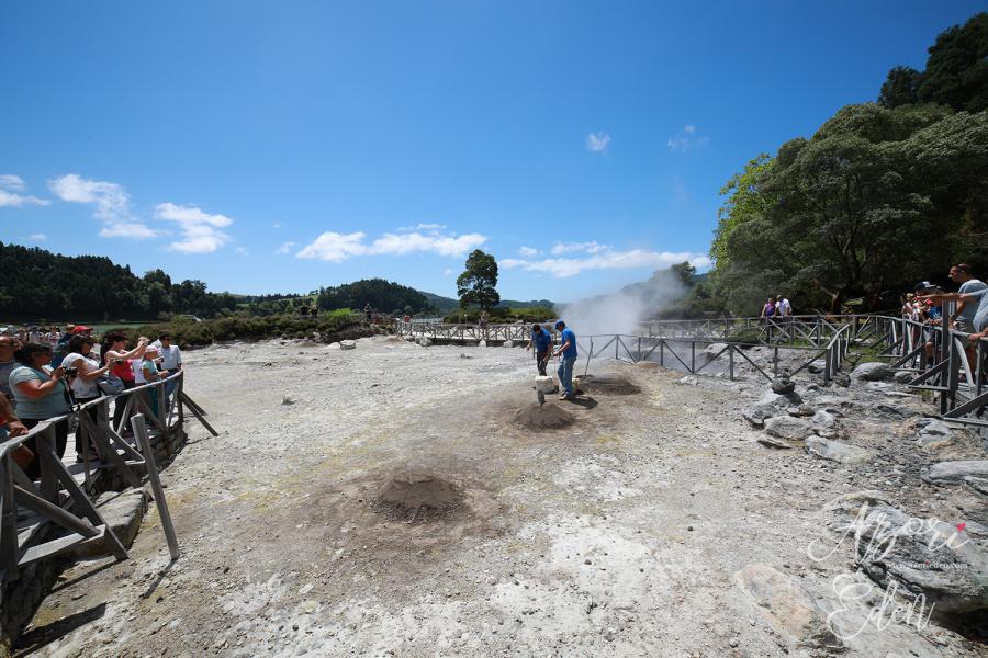 Del­ic­acy cooked in Azorean vol­ca­noes: “Vol­cano Corn” from Fur­nas ...