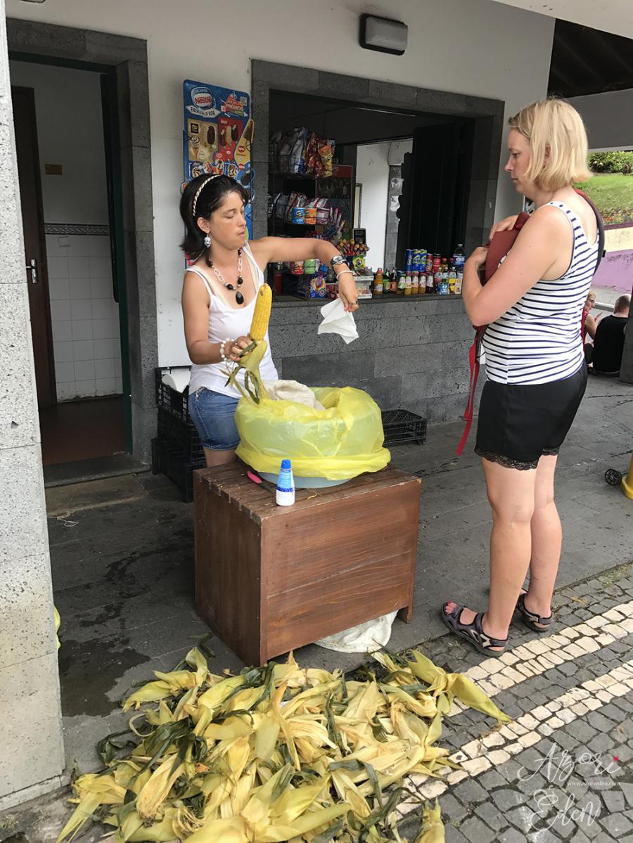 Del­ic­acy cooked in Azorean vol­ca­noes: “Vol­cano Corn” from Fur­nas ...